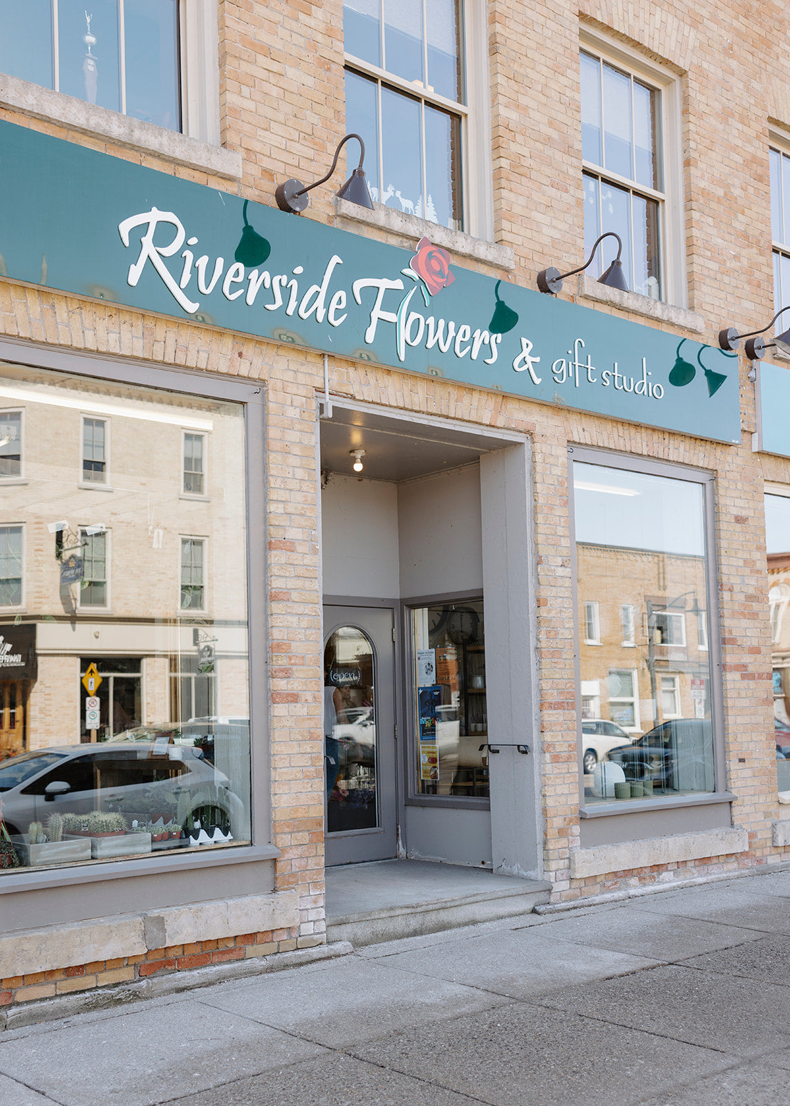 Contact – Riverside Flowers & Gifts